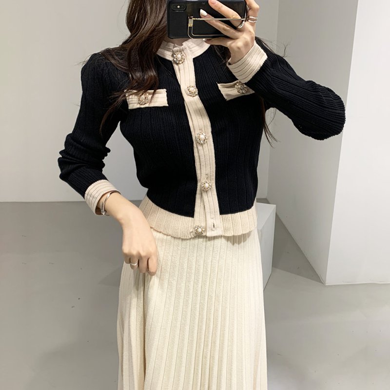 パールボタンの綺麗なニットカーディガンとニットプリーツスカートの大人綺麗なセットアップ。ハイウエストで足長効果もあり、タイトめなトップスでスタイルアップ効果抜群＾＾バイカラーな色合いは大人っぽくデートにはもちろん、大事なシーンやビジネスコー...