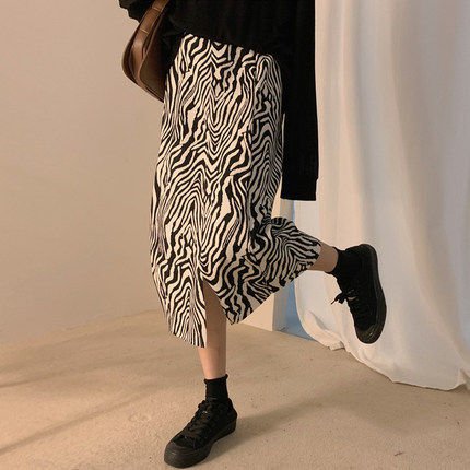 Aラインでキレイなシルエットにスリットから脚を魅せる❃˖ ࣪⊹レトロなミドル丈スカートです。【サイズ】cmトップス　フリーサイズ　丈65　バスト125　肩幅70　袖丈52スカート　S 丈7...