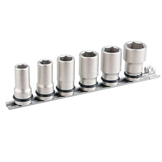 TONE(トネ)の一覧はこちら●差込角12.7mm(1/2inch)●6角●ミリ●構造用鋼●ボルト・ナットの締付け・緩め作業用。●ソケットの取り外しが容易なアルミタイプのソケットホルダで作業効率がアップします。ねじ穴付きで壁掛けやデスク固定...