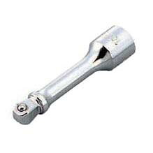 TONE(トネ)の一覧はこちら●差込角9.5mm(3/8inch)●出力角9.5mm(3/8inch)●差込角●構造用鋼●ラチェットハンドルに装着しソケット長を延長。●首振りタイプのエクステンションバーは深くて狭い個所の作業など、ハンドルが...