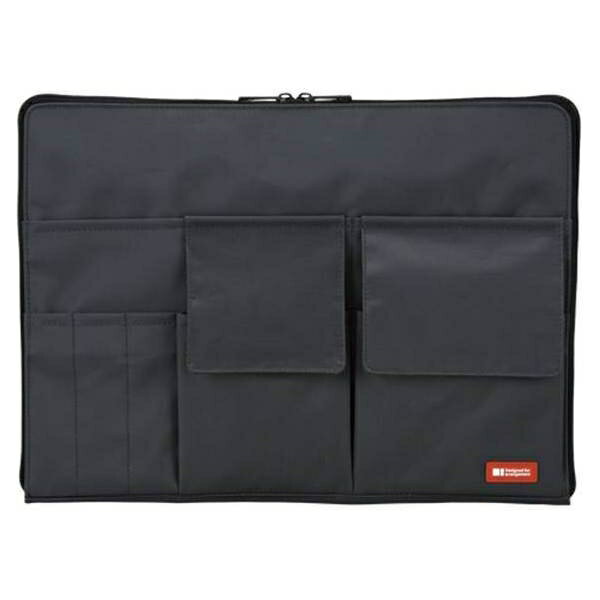 LIHIT LAB.(リヒトラブ)の一覧はこちら ●外寸：縦255×横350×厚17mm●仕様：メインポケット，マチ無しポケット2個，マチ付ポケット2個，ペンポケット3個●材質：本体＝ポリエステル，緩衝材＝PUJANCD:490341984...