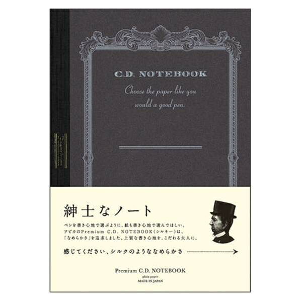 アピカの一覧はこちらペンがスラスラ走る。大人のための上質ノート。こだわりの品質を表わす「紳士なノート」の帯付き。●規格：A6判●罫種類：無地●中紙枚数：96枚●外寸：縦148×横105mm●材質：中紙＝オリジナル筆記用紙A．Silky　86...