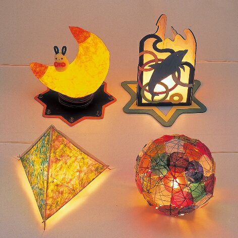 アーテックの一覧はこちら創作性の高い作品が手軽にできます。□付属品台板穴アケ加工×1脚×4電気ソケット付コード(中間スイッチ付)小×1電球(ナツメ球)20W×1木ネジ×2□仕様完成サイズ：290×230×57mm台板：90×90×20mm脚...