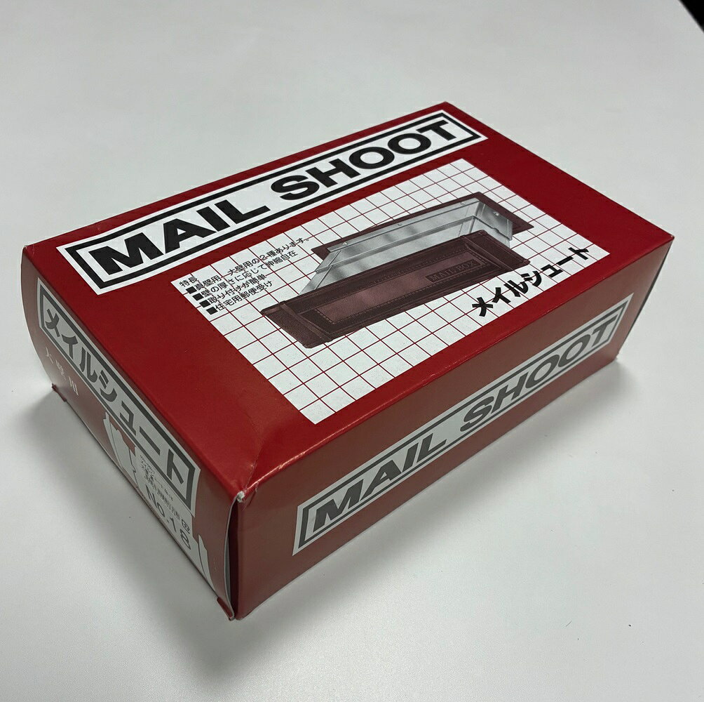 箱に開封婚の損傷があります。商品自体は新品・未使用ですが、検品時に商品本体にセロテープをはがした後の粘着部分が残っている箇所を見つけました。