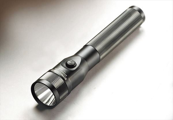 STREAMLIGHT(ストリームライト)の一覧はこちら●明るさ（ルーメン）：180●連続使用時間:2時間●充電時間：-●全長(mm)：214●質量(g)：352(バッテリー含む）●高輝度LEDの3倍の明るさを誇り、照射距離もアップしたC4...