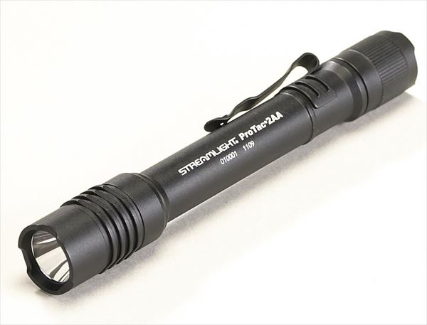 STREAMLIGHT(ストリームライト)の一覧はこちら●明るさ(ルーメン)：155/11●連続使用時間：約2時間/36時間●全長(mm)：156●使用電池(付属)：単3アルカリ乾電池2本●質量(g)：96(電池含む）●C4 LEDバルブを...