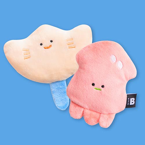 【商品スペック】 ■サイズ エイ：12.5×13cm イカ：8.5×12.5cm ■素材：ポリエステル、他【BITE ME】海のお友だちおもちゃ エイ&イカ ▼なんとも可愛いエイとイカのおもちゃ♪ かわいい海のお友だちと一緒に、楽しい時間を...
