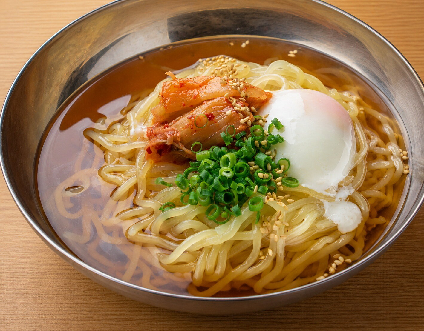 【 商品説明 】 焼肉龍王館で親しまれている本格盛岡冷麺をご家庭で手軽にお楽しみいただける、1食入りの冷凍セットです。 コシのある特製麺に、牛と鶏の旨みを活かしたコク深くすっきりとした特製スープを合わせました。さらに、付属の特製キムチがほど...