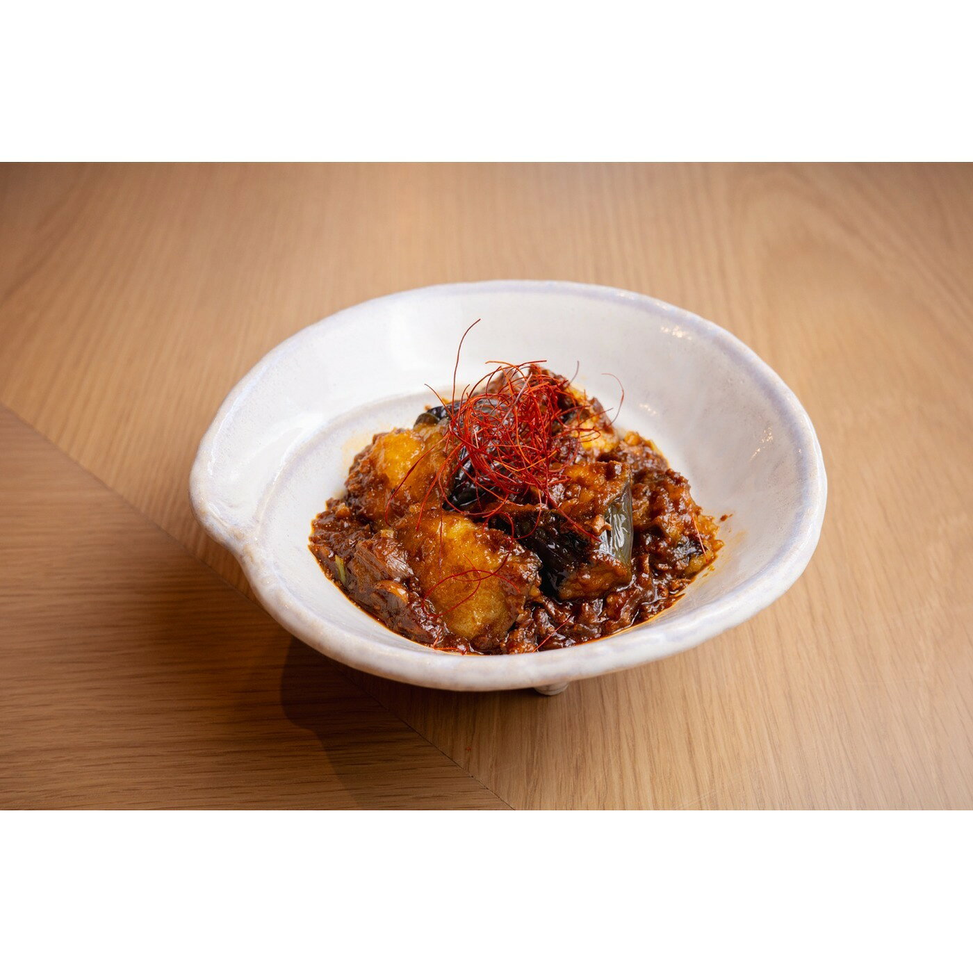 【 商品説明 】 ご家庭で用意した豆腐を加えるだけで、本格四川麻婆豆腐を手軽にお楽しみいただける麻婆ソースです。 鶏肉と豚肉の旨みに、豆板醤・甜麺醤・豆豉・花椒をバランスよく合わせ、四川料理ならではの奥深いコクと香り、爽やかな痺れを引き出し...