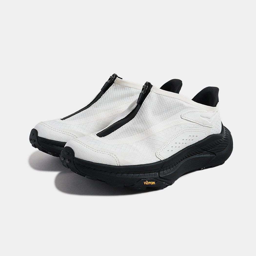 ITEMDETAIL ミニマルな美しさに、あなただけの個性をプラス。TRANSPORTをアップグレードした本モデルは、日常からアウトドアまで対応する快適さと汎用性はそのままに、テクスチャードシンセティックのオーバーレイを採用し、洗練された印...