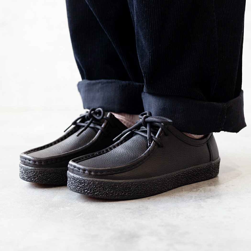 ITEM DETAIL クラシックなモックトゥデザインを、スウェーデン発のスケートシューズブランド〈Last Resort AB〉が現代的な感性で再解釈した一足。洗練されたスリムシルエットとミニマルなデザインが魅力で、表情豊かなフォクシング...