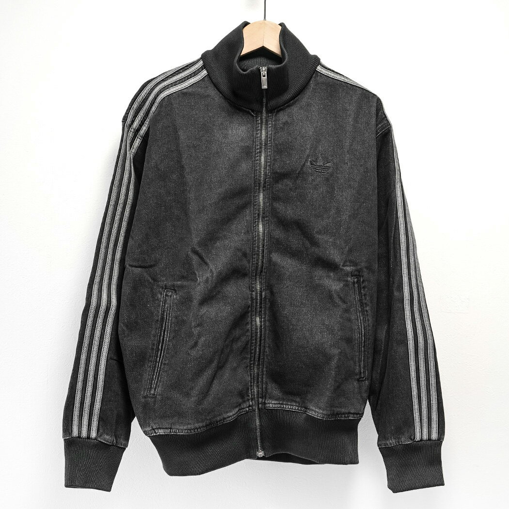 ITEM DETAIL アディダスオリジナルスの大人／メンズ向けトラックトップ。「アディカラー デニム ファイヤーバード トラックトップ」は、クラシックなデザインにデニムテイストを落とし込み、モダンにアップデートした一着です。アイコニックな...