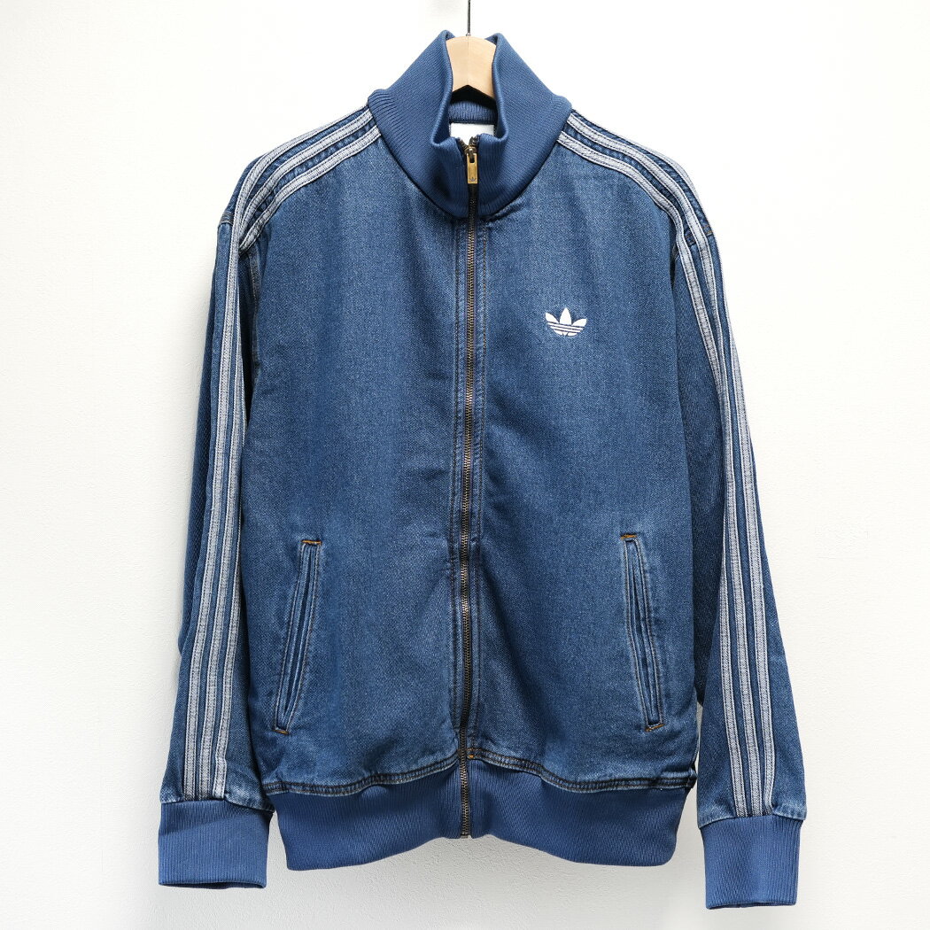 ITEM DETAIL アディダスオリジナルスの大人／メンズ向けトラックトップ。「アディカラー デニム ファイヤーバード トラックトップ」は、クラシックなデザインにデニムテイストを落とし込み、モダンにアップデートした一着です。アイコニックな...