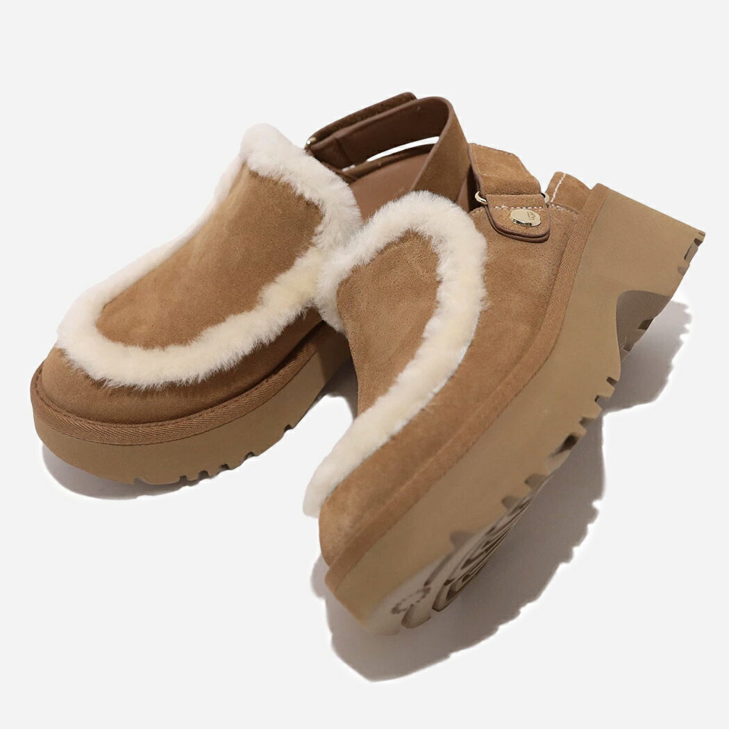 ITEMDETAIL Esmee Clog（エスミー クロッグ）は、UGG?らしいデザインを新しく表現した一足です。スエードアッパーとシープスキンの縫い目が特徴で、見た目からも心地よさが伝わります。レザーのフットベッドで快適に履け、ヒールス...