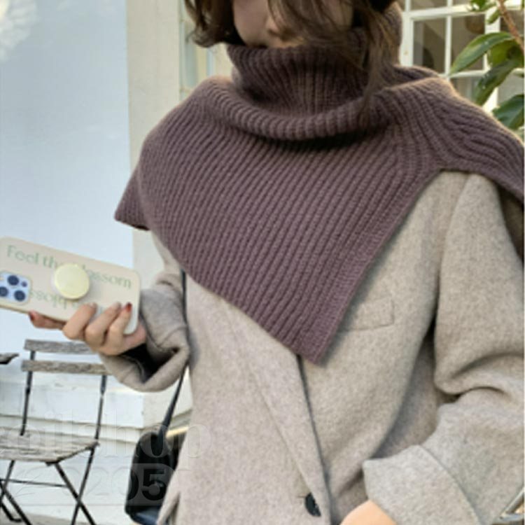 コートの上からも、トップスの上から重ねてベスト風にも。タートルニットをレイヤードするスヌード。 首元を暖かく包み込むハイネックデザインもポイント。 サイド裾はスリット入りでケープのようにも使えます。 もっちりとした肌触りが心地いいニットのタ...