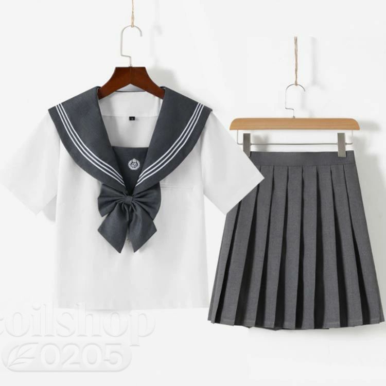 確かな縫製技術を持った工場で丁寧に仕上げています。定番なセーラー服です。襟元に刺繍をが入った、特別な味があります。気軽に学生時代にタイムスリップして、青春時代を味わえます。トップス＋スカート+蝶結び；スッキリとまとまった清楚な感じのセーラー...