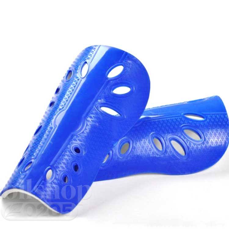 大人用と子供用の2サイズから選べる、シンプルなデザインのシンガードです。サッカーやフットサルの練習、試合時のケガ防止にサッカーやフットサルなどで必需品のシンガード（両足用）です。傷つけやすいすねをしっかりガードしてくれます！大人用と子供用が...