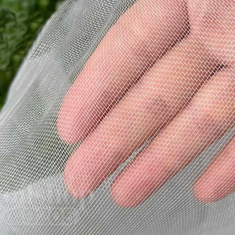 【防虫ネット】【防風 防霜 保温】】害虫侵入防止のための防虫ネット。細かい40目メッシュで虫をシャットアウト。大切な農作物を害虫から守る効果があります!透光性・透水性に優れているのでネットを覆ったまま育てることが出来ます。風よけや霜よけとし...