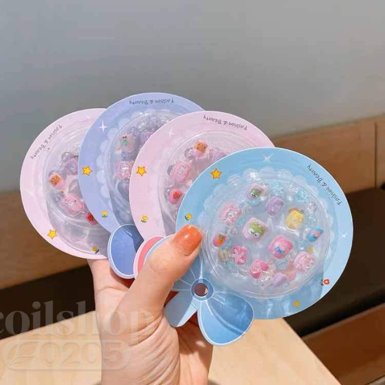 12枚ネイルチップ＋同色ブレスレット付き！ 粘着テープ式キッズネイルチップ・爪に合わせて貼るだけで完成！初心者はもちろん、自宅でDIYネイルや美容室サロンなどにもおすすめ。同色ブレスレットも付いているため、プレゼントとしても喜ばれます。 サ...