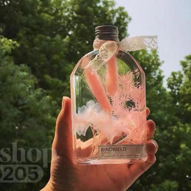 お手軽にグリーン鑑賞を楽しめるガラス瓶に入ったハーバリウム。オイルのなかをただようドライフラワーの独特な浮遊感は、ハーバリウムならではの魅力。ハーバリウムは劣化や退色がしづらいので、お部屋に飾って長く鑑賞することができます。デスクやトイレな...