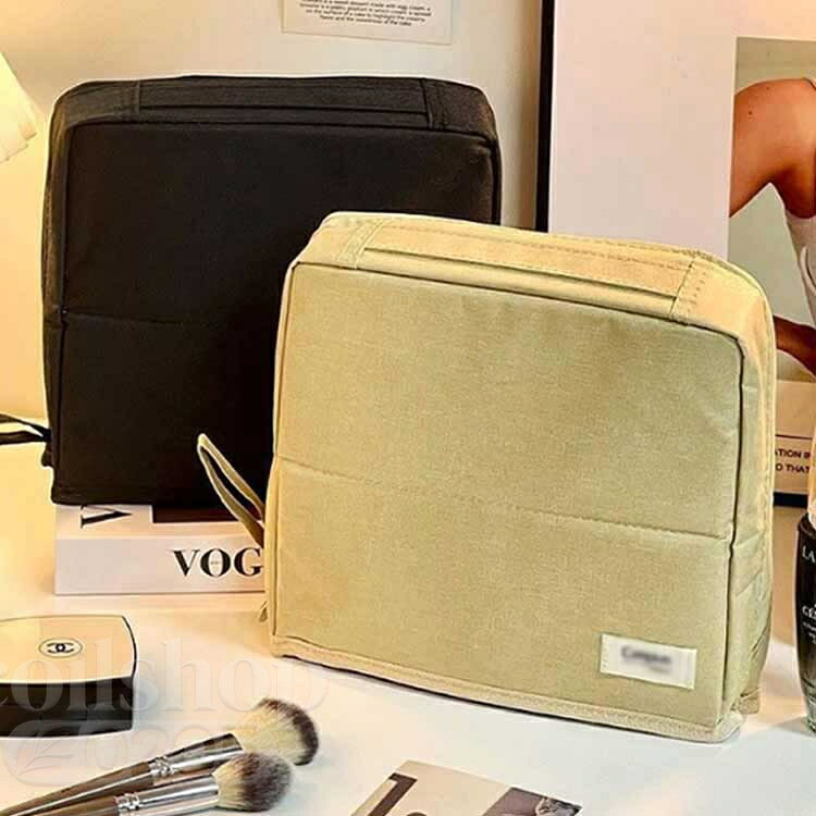 必要なコスメがすべて入るこだわりの化粧ポーチですお気に入りの化粧品はしっかり保護しつつ、大容量なのにコンパクトなサイズ感を実現しました。開いたポーチを自立させた状態でメイクができるので、使いたいアイテムを片手でスッと取り出せます。撥水加工の...