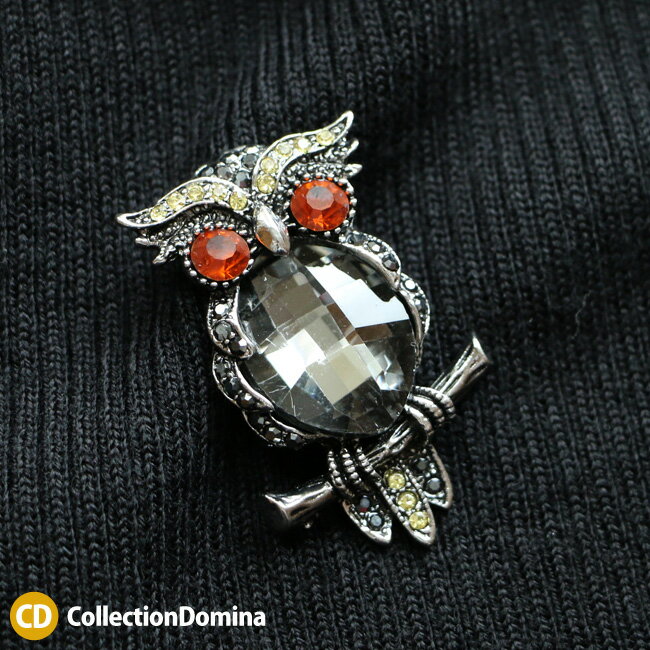 商品説明オレンジ色の目が印象的なフクロウのピンブローチです。キラキラと輝くラインストーンでコーディネートのワンポイントに。ジャケットやワンピースはもちろん、ストールや帽子のワンポイントにも使えるアイテムです。素材真鍮、ラインストーンサイズ約...