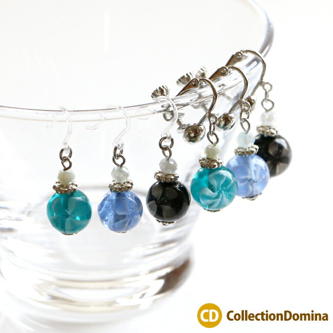 商品説明お花模様が浮かぶガラス玉の当店オリジナルイヤーアクセサリー。お着物や浴衣の和装に合わせたり、シンプルデザインで普段使いにも。金具は【フックタイプの樹脂ピアス】と【ネジバネ式のイヤリング】の2種類からお選び下さい。カラーグリーン、ブル...