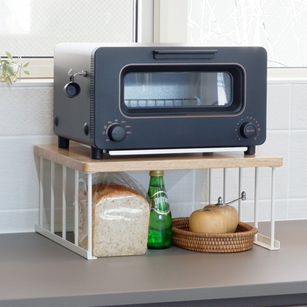 シックな存在感のキッチンラック。トースターラックとしても使用できます。等間隔に並んだ脚が、建築的な強さと美しさを感じさせ、デザイン家電などをよりおしゃれに引き立てます。ラックの下にはラップやキャニスター、パンなどを入れておくことができます。