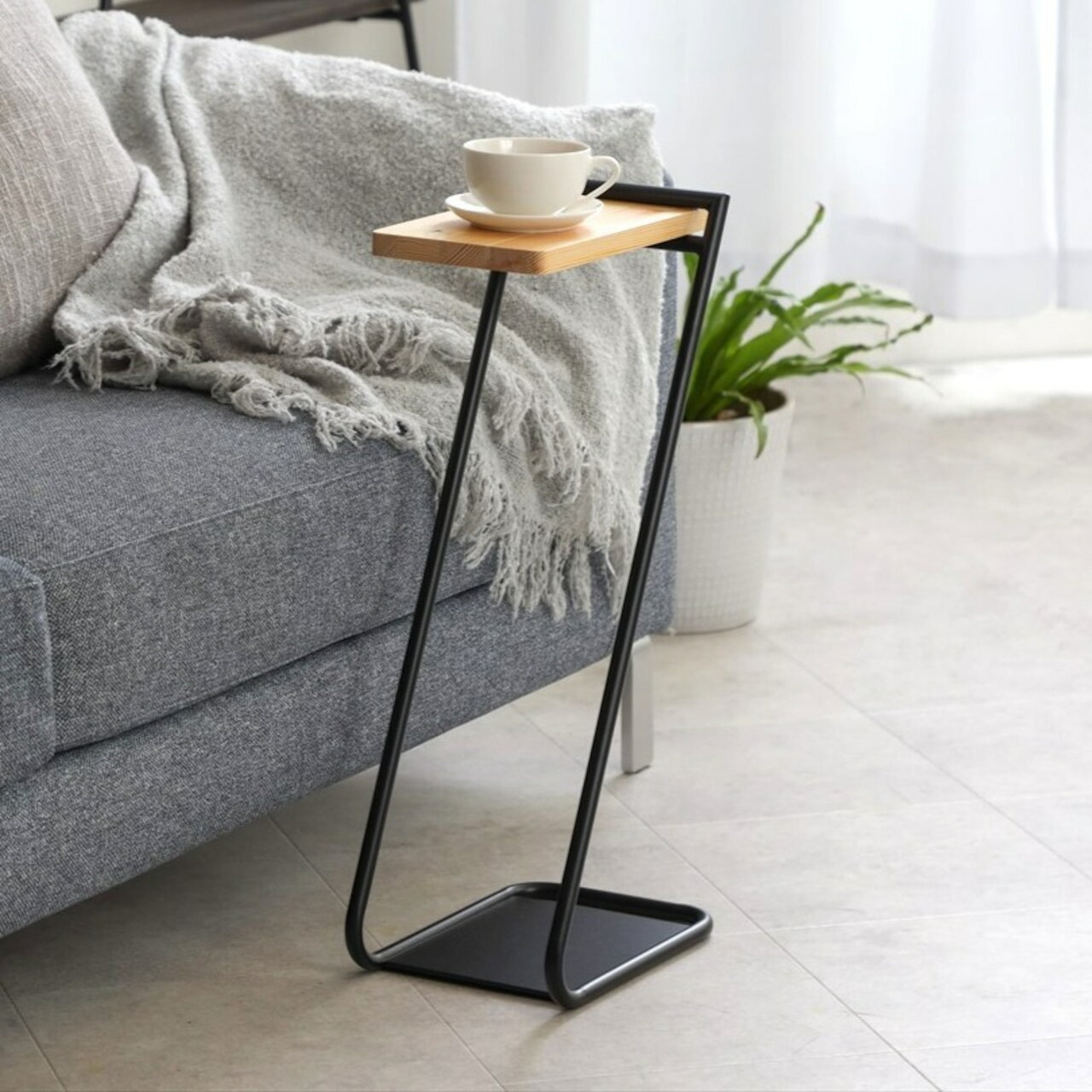 アイアンに木板をセットするだけで絵になるサイドテーブル。ソファサイドやベッドサイドにぴったりなハイタイプ。カップやスマホを置いたり、ちょっとした小物置きにも便利。底板付きで植物や本を飾ることもできます。ベランダなどに持ち出して、くつろぐシー...