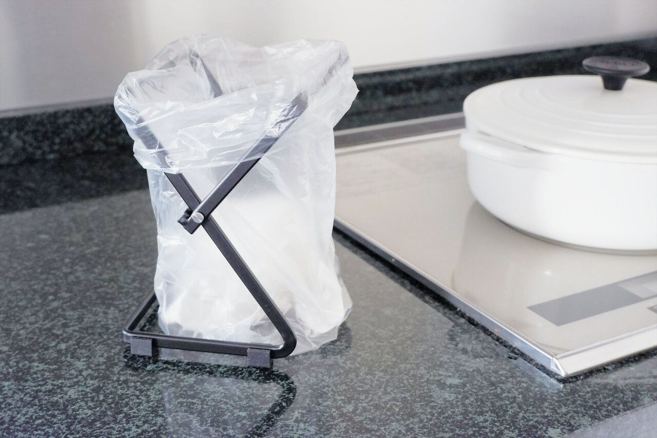 ポリ袋をセットし、簡単にゴミをまとめられるホルダー。口が開閉できるので、臭いもれも防止できるスグレモノ。ポリ袋を利用して調理中にでる野菜クズや資源ゴミを、手軽に捨てられます。袋がいっぱいになっても、横から引き抜いて簡単に外すことができます。...