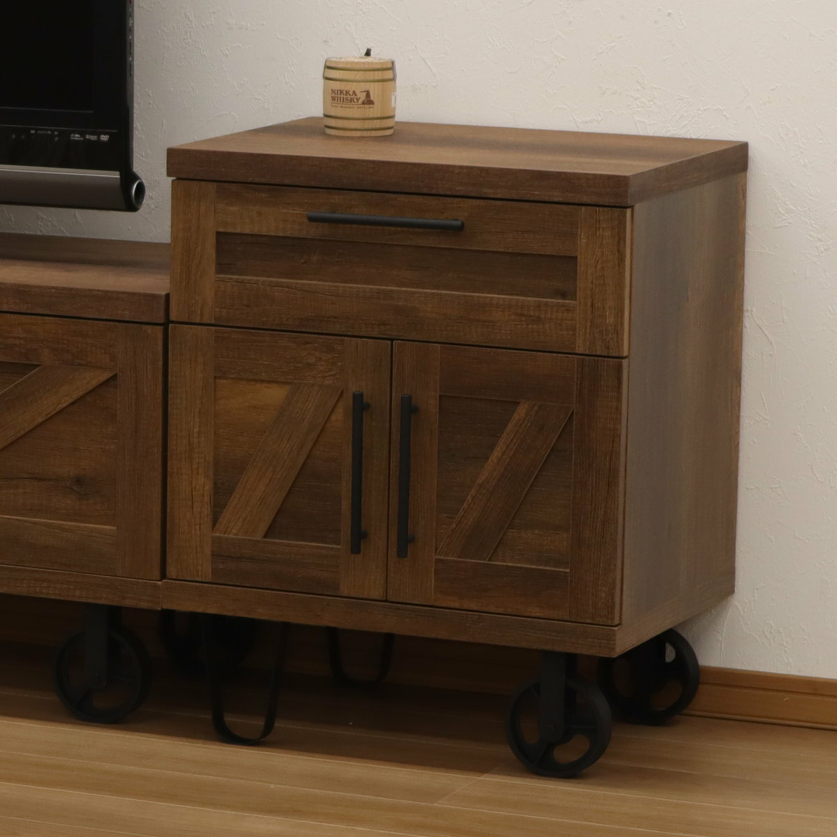 サイズ約 幅60×奥行45×高さ75.3（cm）重量約 25.5kg内容量1台付属品：可動棚板1枚材質天板：メラミン化粧板その他板材：プリント紙化粧繊維板脚：スチール(粉体塗装)生産国タイ製耐荷重底板：約10kg引き出し1段あたり耐荷重約1...