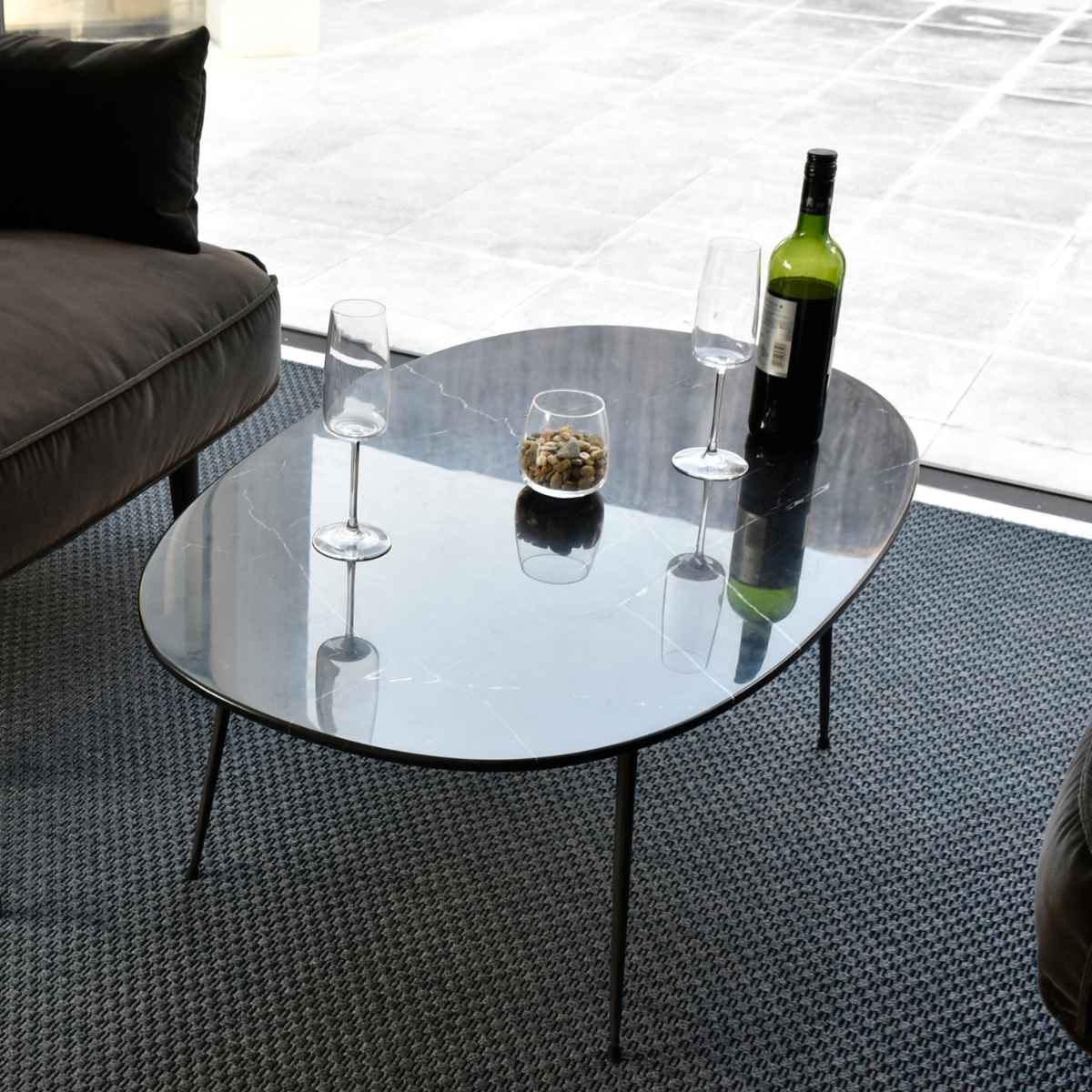 サイズ約 幅100×奥行60×高さ37.5（cm）重量約 28.5kg内容量1台材質天板：黒大理石脚部：スチール脚（なぐり加工）生産国中国製天板耐荷重10kg組立状態完成品（一部取付）梱包サイズ天板：幅109×奥行70.5×高さ75（cm）...