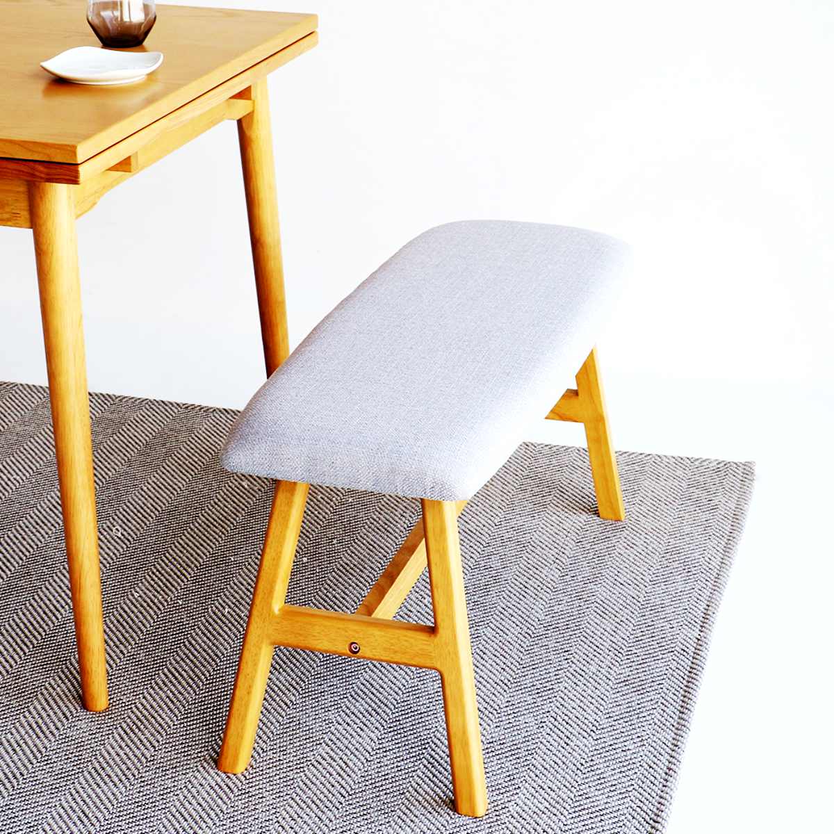 サイズ約 幅90×奥行32×高さ43（cm）重量約 5.35kg内容量1台材質フレーム：天然木（ラバーウッド材）座面：繊維板、ウレタンフォーム、ポリエステル100%ラッカー塗装（下地：ウレタン樹脂塗装）生産国ベトナム製座面耐荷重約130kg...