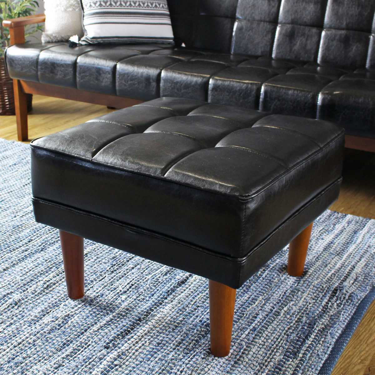 サイズ約 幅56×奥行56×高さ40（cm）脚部高さ：約 20cm重量約 7kg内容量1台材質張地：合成皮革内部：ウレタンフォーム、ウェービングテープ、Sバネ脚部：天然木、塗装生産国中国製組立状態完成品（一部取付）備考脚部のみ取り付け※天然...