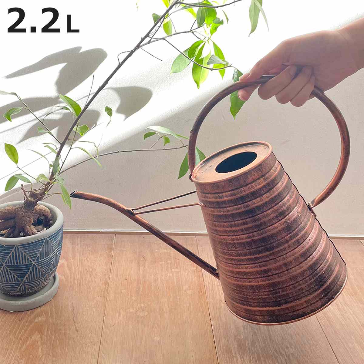 サイズ約 幅37×奥行16×高さ26（cm）容量約 2.2L内容量1個材質ブリキ生産国中国製区分返品・キャンセル区分（小型商品）ギフトラッピングページを見る●クラシカルなフォルムのブリキ製ジョーロでガーデンや室内に美しくなじみます。●細口ノ...