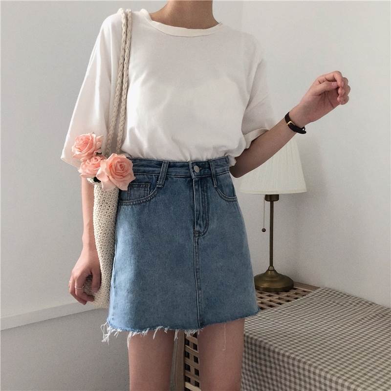 ミニな丈感がかわいいべーシックなジーンズスカートです！どんな服にも合わせやすいですね色展開 ブルーサイズ S M Lサイズ(cm)S /ウエスト 64 /スカート丈 35 /ヒップ 84M /ウエスト 68 /スカート丈 36 /ヒップ 8...