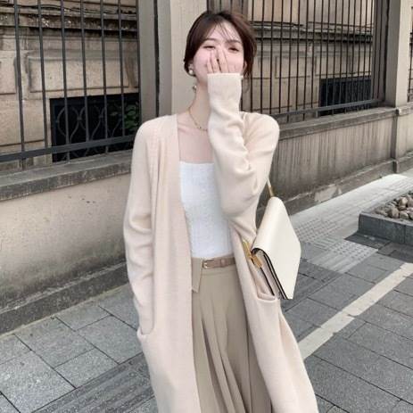 どんなスタイリングにもさらっと羽織れるミドル丈カーディガンです。ポケットもついて大人カジュアルにも着こなせるアイテムです。色展開 オフホワイト レッド グレー ブラック ブルーサイズ S M L XL 2XLサイズ(cm)S /着丈 93 ...