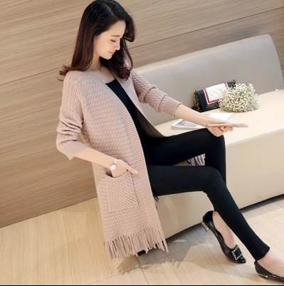 ケーブル編みと裾のタッセルがおしゃれなデザインのロングカーディガンです。主役級のアイテムで1枚羽織るだけでスタイリングが決まるアイテムです。色展開 ライトブラウン オフホワイト ピンク ブラック カーキサイズ フリーサイズサイズ(cm)フリ...