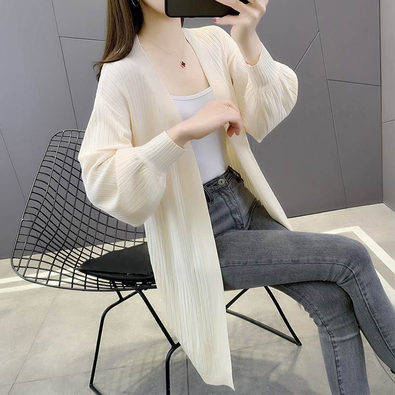 ロング丈のカーディガンです。春や秋の日ざしよけに適した商品です。色展開 アプリコット ブラック パープルサイズ S M L XLサイズ(cm)S /着丈 79 /袖丈 58M /着丈 80 /袖丈 59L /着丈 81 /袖丈 60XL /...