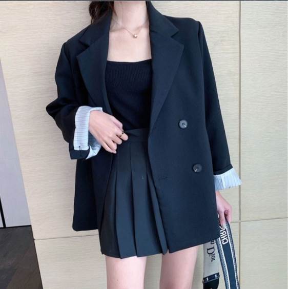 かっちりとした雰囲気がかわいいテーラードジャケット×プリーツミニスカートのセットアップ。ジャケットはオーバーサイズに設定した今らしいシルエット、プリーツスカートはシンプルなミニ丈に。色展開 ブラック グレーサイズ S M《ジャケット》サイズ...