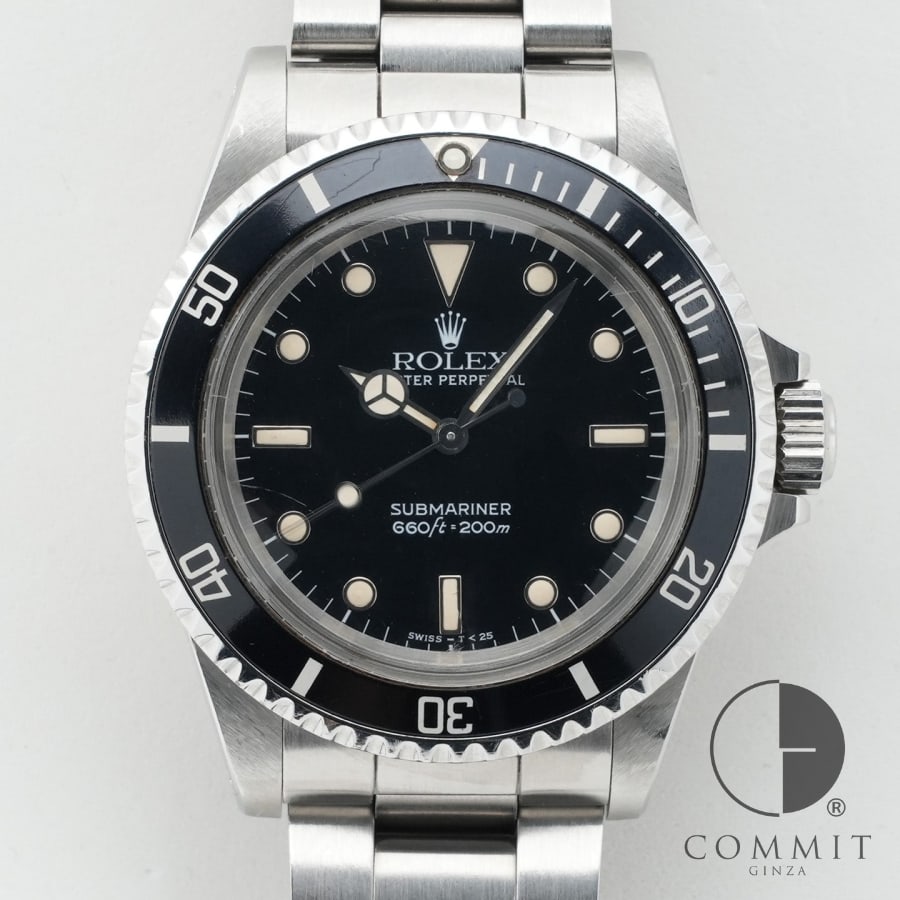 鑑定士からの一言年代相応のスレキズが見られますが、ケースは太くエッジがしっかりとした印象の良個体です。 希少な保証書やシリアルタグが付属しており、コンディションも良いためフチあり文字盤のRef.5513をお探しの方に大変オススメです。 弊社...