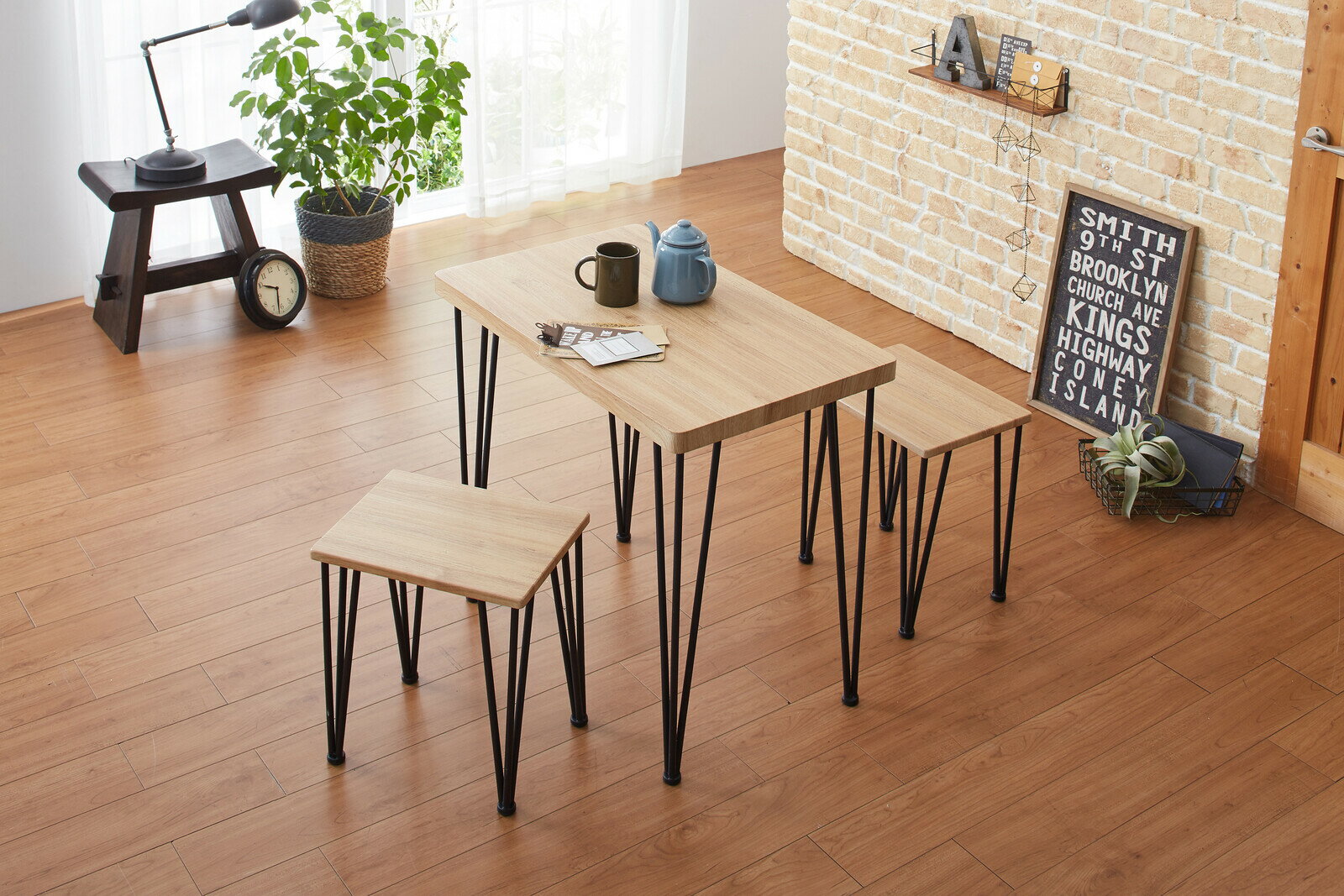 【卓上、デスク】 ●木目調とスチールの組み合わせがスタイリッシュ。 ●場所を取らないコンパクトな3点セット。 ●テーブル天板の板厚約3．8cmと重厚。（チェア座面は約1．8cm） ●天板、座面とも本物の木の様なエンボス加工の施された合成樹脂...