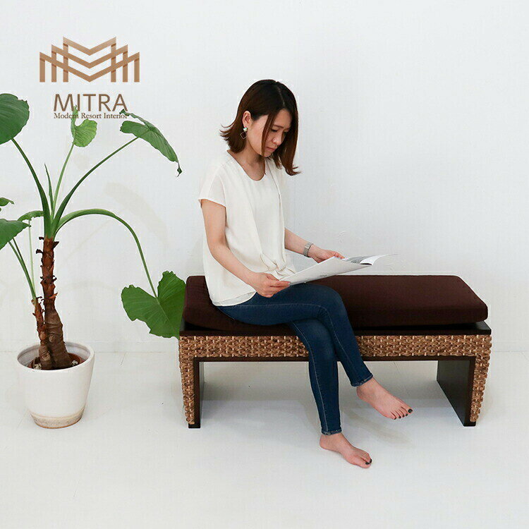 上質なリゾート空間がやすらぎの世界へ誘う 熟練した職人が一つ一つ丁寧に編み込んだウォーターヒヤシンスと 高級木材のマホガニーを組み合わせた「MITRA」の2人掛けベンチ。 場所を選ばないデザインで、ダイニングベンチとしてはもちろん 玄関先の...