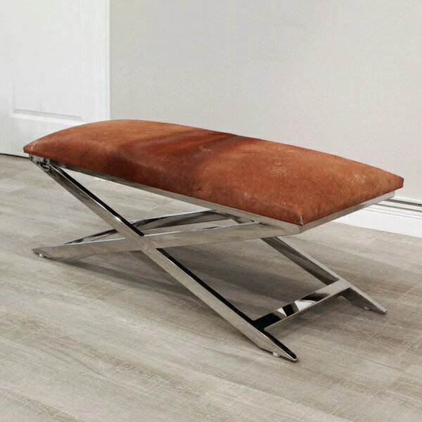 やわらかくて肌ざわりが良い毛皮（牛）の座面にシルバー脚の組み合わせが高級感漂うスツールです。個々に模様が異なり、それぞれ個性的な趣きのある模様になっています。お部屋に置くだけでゴージャスな雰囲気を演出し、 どんなインテリアにも良く合い、 豪...