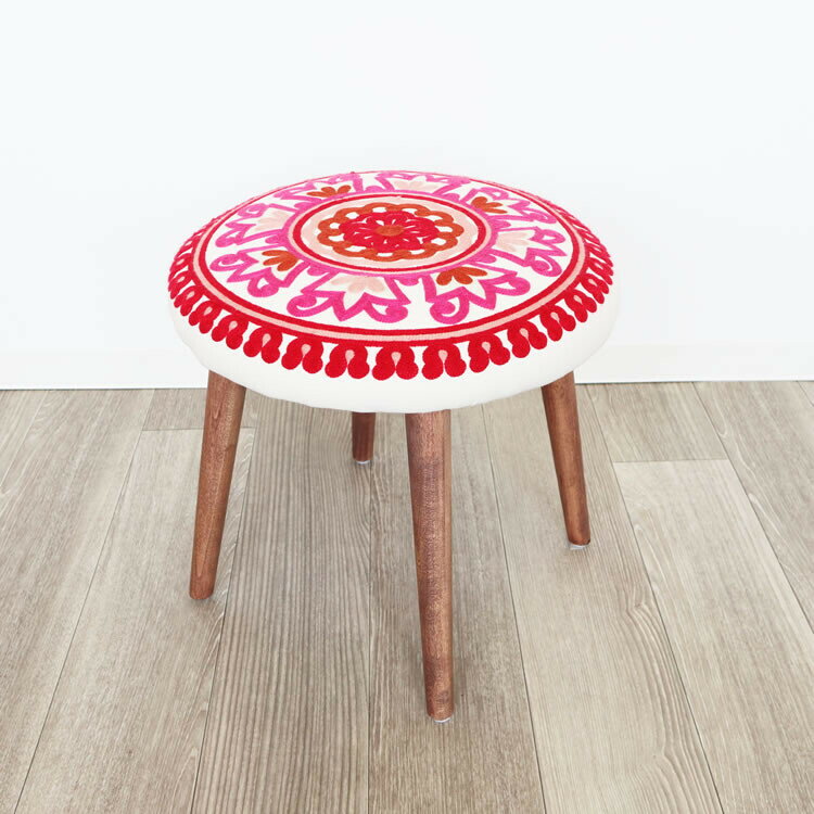 デザインがかわいいスリムなコンパクトスツール（椅子）です。 女性の方の化粧台の椅子に、玄関のちょっとしたスペースに腰掛ける用の椅子に、またはお子様の教育机の椅子など、用途は様々です！ サイズがコンパクトな為移動の持ち運びも簡単！商品詳細サイ...