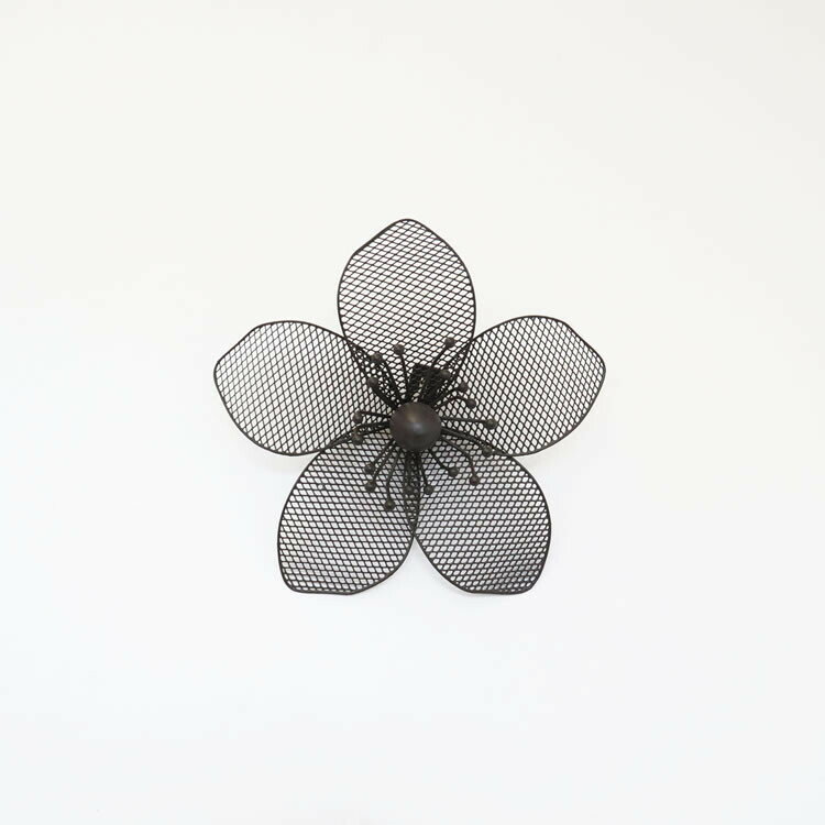 お花の形をしたアイアンメッシュ壁飾りです。 空いている壁のスペースに飾って素敵にデコレーションしましょう！ 2個や3個と複数飾ると素敵なウォールアートの出来上がり！ 重さも軽く、ピン1個で簡単に取り付け可能です♪ 和・洋・モダン、どんなお部...