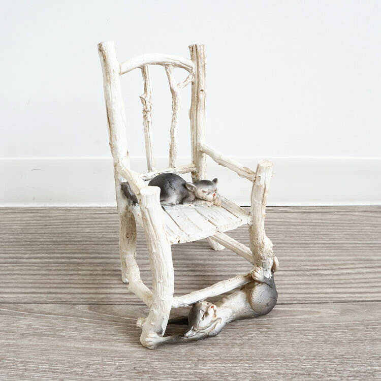 椅子の上と下で子猫がじゃれ合っているとてもかわいい置物（オブジェ）です♪ 机の上に置いたり、家具やコンソール、出窓、又は玄関の棚の上にディスプレイするといいですね♪ ＊椅子と猫は取り外しできません（くっ付いています）。商品詳細サイズ■大きさ...