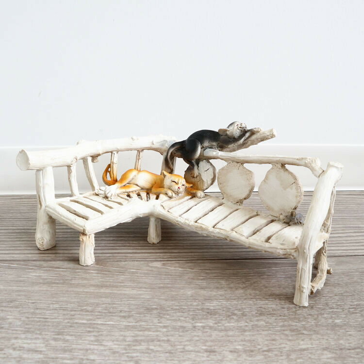 椅子（ベンチ）の上で子猫がお昼寝をしているとてもかわいい置物（オブジェ）です♪ こっそりネズミが猫から隠れている所もポイント♪ 机の上に置いたり、家具やコンソール、出窓、又は玄関の棚の上にディスプレイするといいですね♪ ＊椅子と猫は取り外し...