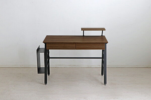 自然なオークの温かみを感じる伸長式デスク。 置く場所や用途に合わせてデスク左右の天板が伸ばせます。 デスクには便利な上棚とA4収納BOXと引出2杯付きなので、収納に優れています。 NA,BRとスチールの黒のコントラストがおしゃれで、いろんな...