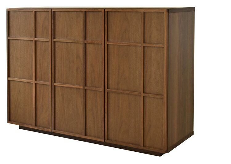 和の雰囲気を持ったサイドボード。前板の格子柄が特徴的なカカシリーズ。 前板にはウォールナット無垢材と突板を贅沢に使用しています。 商品名カカ　120サイドボード サイズ本体：幅1200mm 奥行425mm　高さ850mm 左扉内寸：幅755...